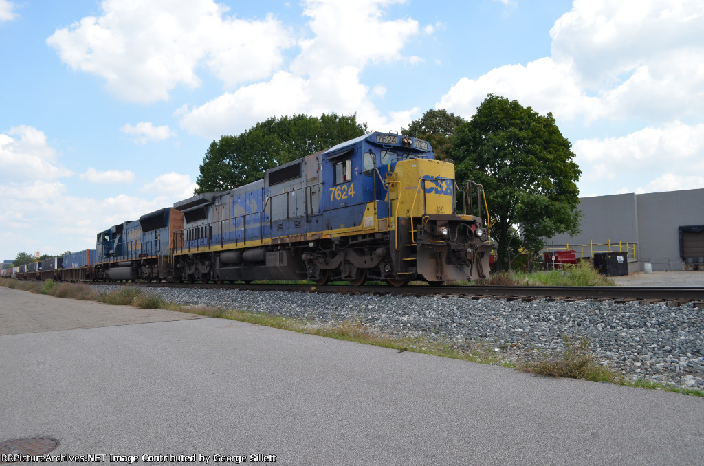 CSX 7624 takes an intermodel through Akron.